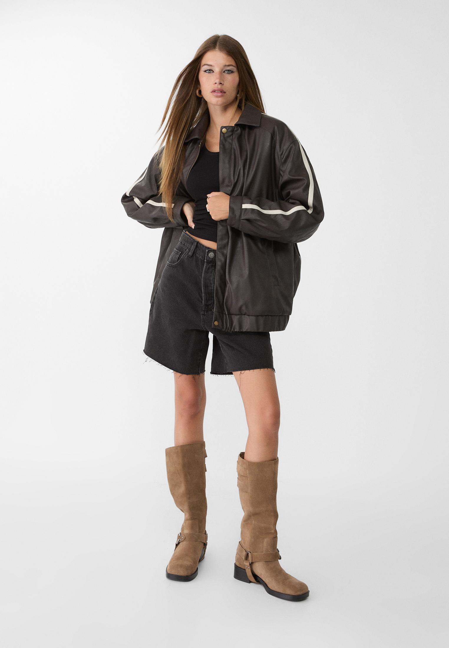 Jacka med skinneffekt och detalj - Women's fashion | Stradivarius Sweden